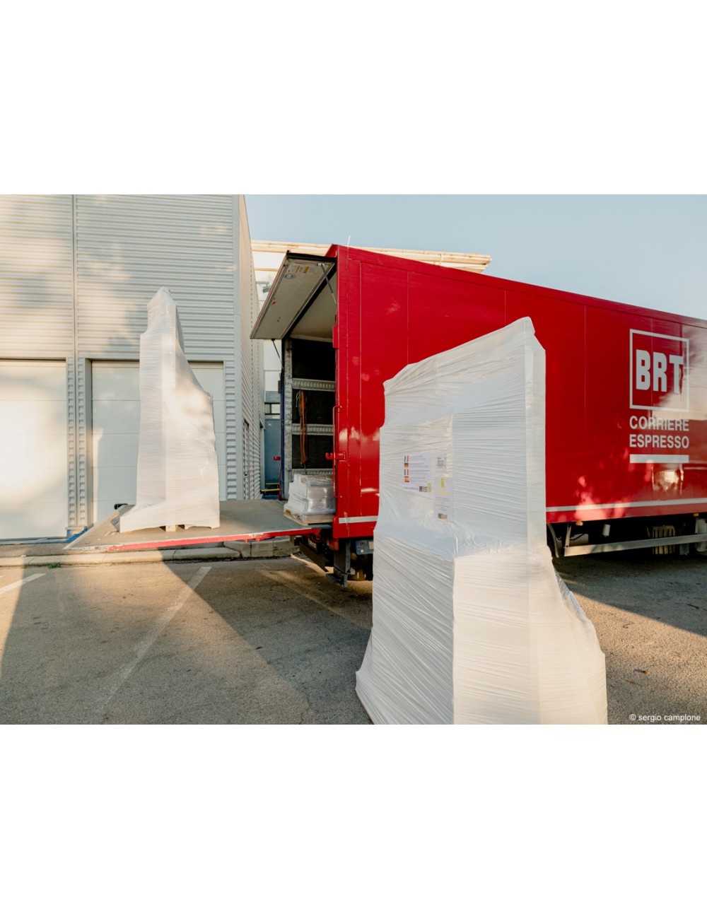 Litera corredera que ahorra espacio con cajones y escalera con cajones